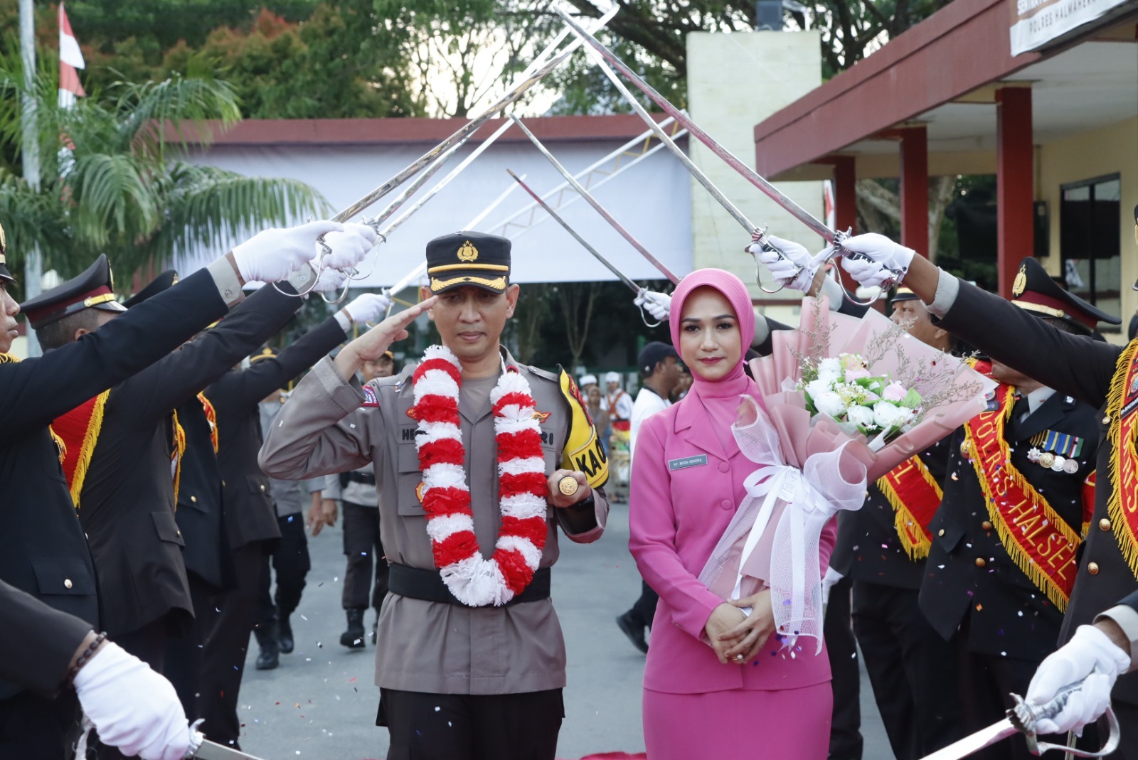 Gelar Tradisi Pedang Pora Sambut Kapolres Baru di Halmahera Selatan - Salawaku.id