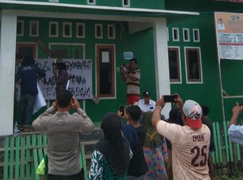 Palang Kantor Desa, IPMB Desak Bupati Bassam Kasuba Berhentikan Andi ...