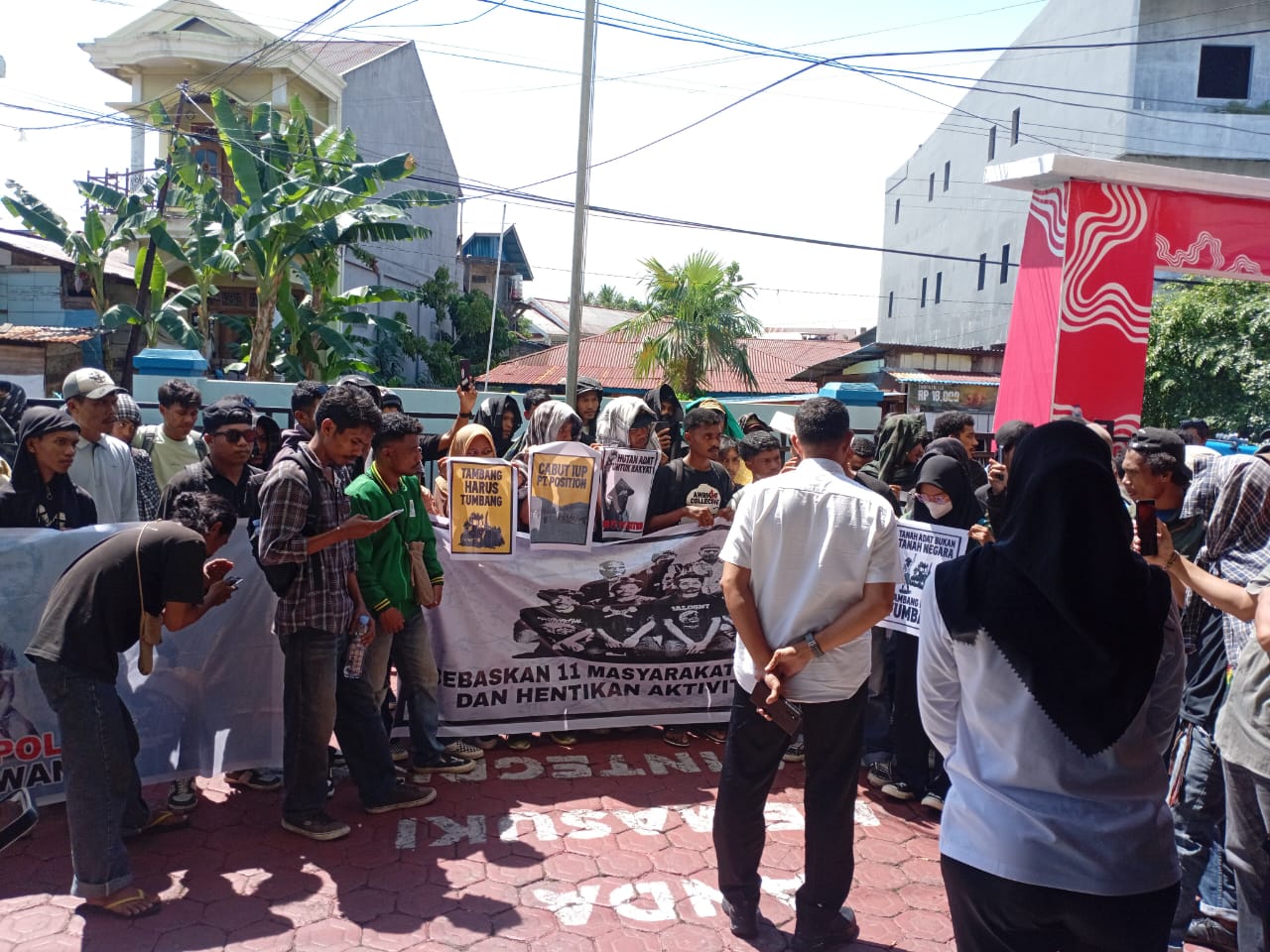 Seruan Bebaskan 11 Warga Haltim, Aliansi Masyarakat Adat Geruduk Kantor Kemenkum di Ternate ...